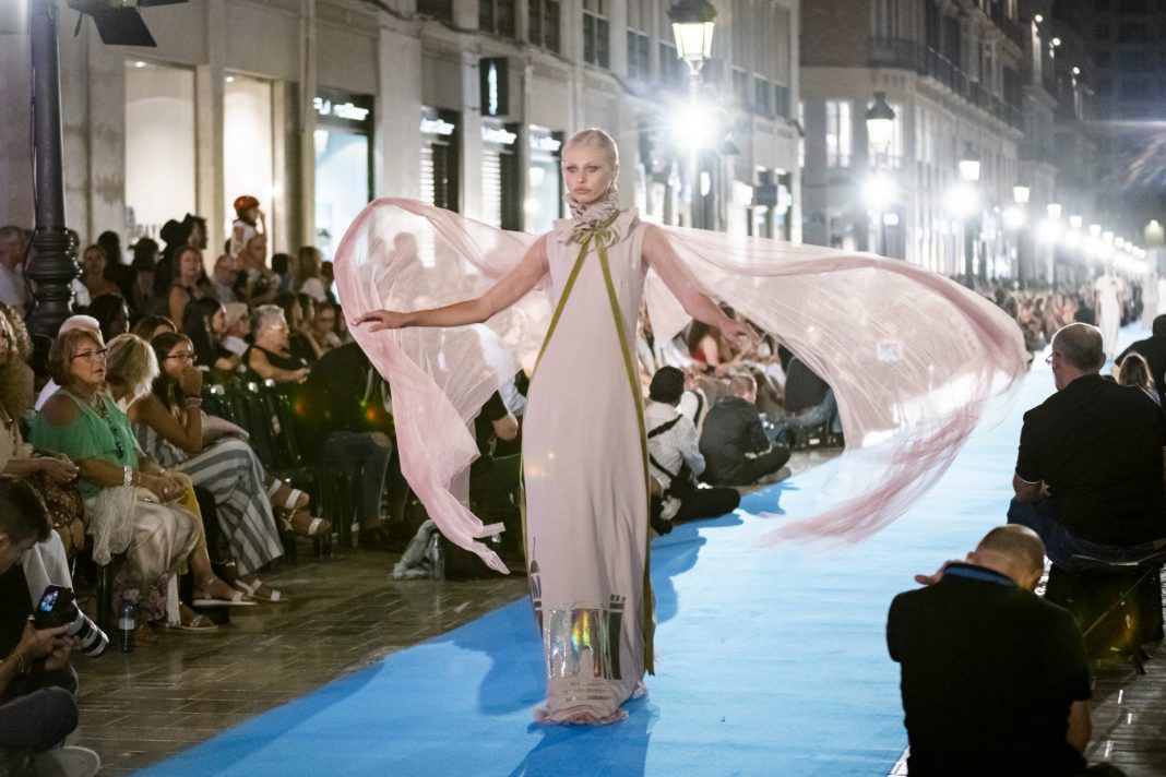 Pasarela Larios vuelve a vestir de azul la Calle Marqués de Larios ...